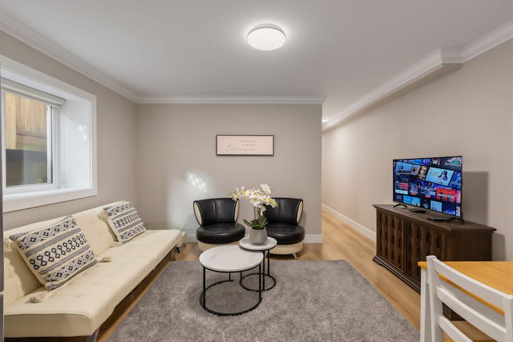 Langley Luxe Suite In Langley 3 Bedroom 2 Bathroom - Langley