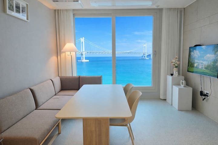 [영업신고증등록숙소] 광안대교 풀 오션뷰/호텔 컨디션/쓰리룸/밀락더마켓/해변가/무료주차 - Busan