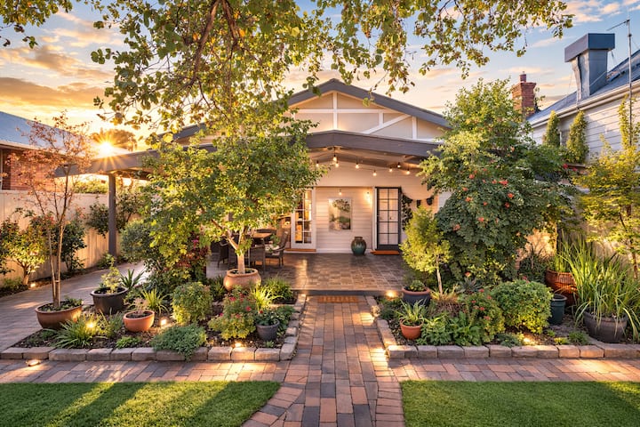 Cozy Cottage With Full Kitchen, Backyard & Patio - Tamworth