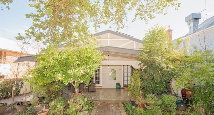 5 Bedroom Bungalow Includes Self Contained Studio - タムワース