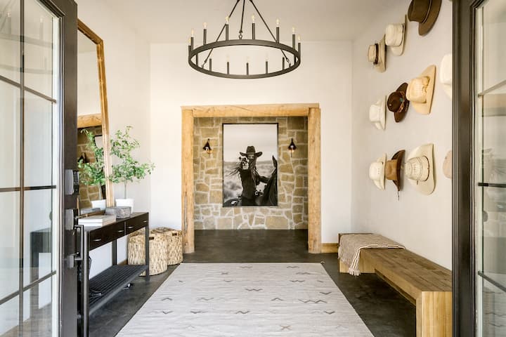 Luxury Cowboy Desert Cabin, Fire Pit & Game Room - Kanab, UT