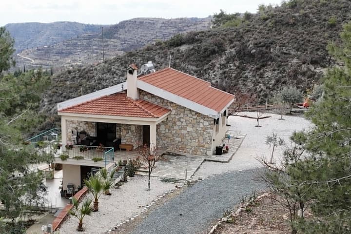 Vineyard Vista · Stone Villa With Mountain Views - Лофу