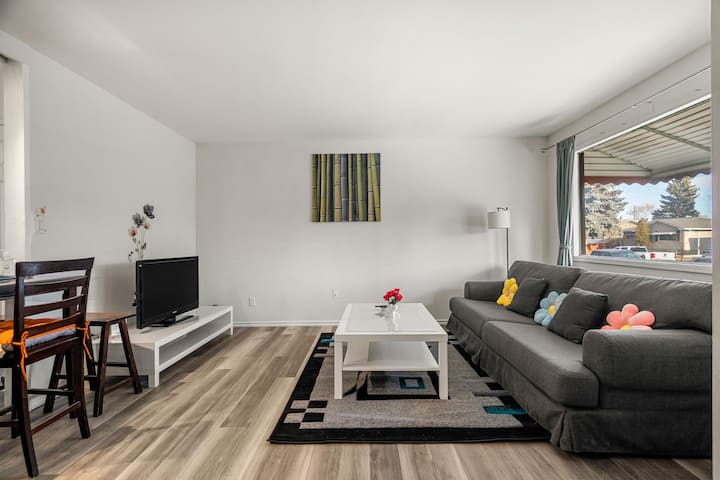 Cozy 3br | 4 Beds | Free Parking | Near Downtown - Calgary