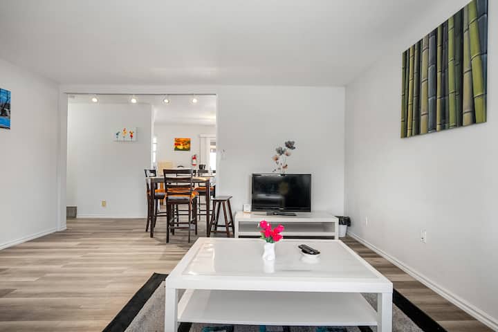 Spacious 3br | 4 Beds | Free Parking | Near D/t - Calgary