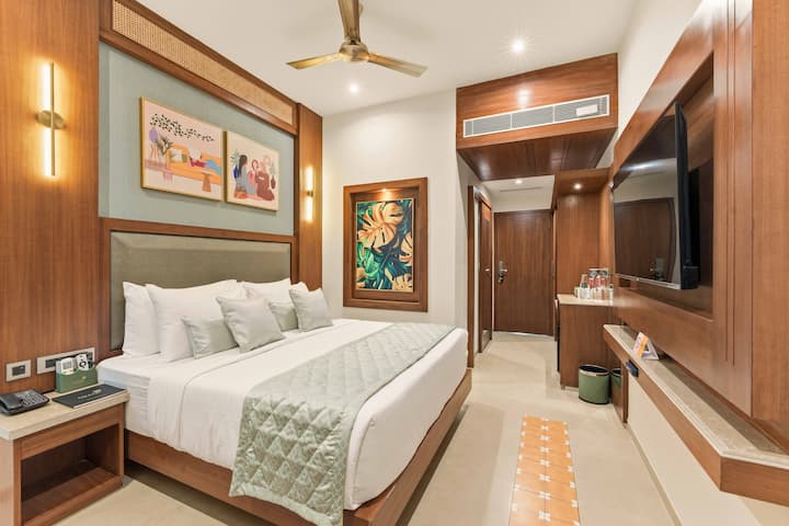 Superior With Balcony-a Haven Of Refined Luxury - カンニヤークマリ