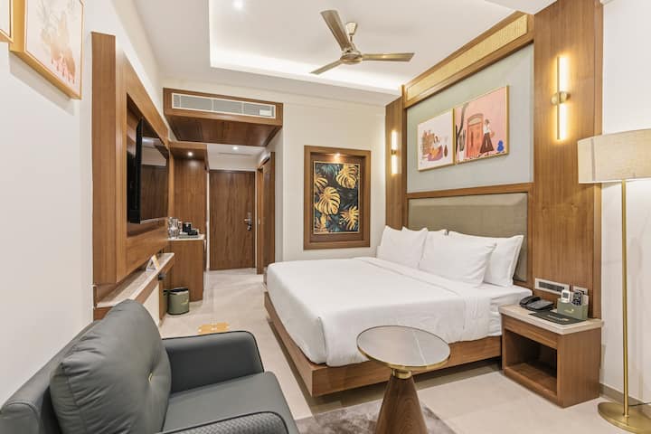 Superior With Balcony-a Haven Of Refined Luxury - カンニヤークマリ