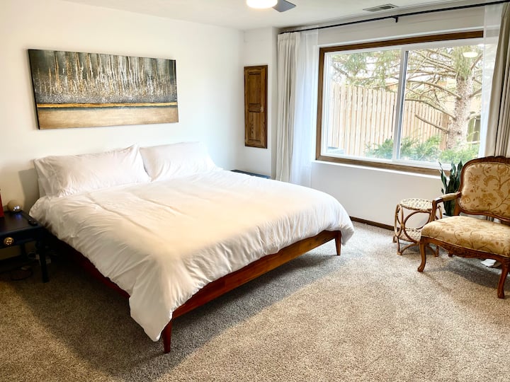 King Suite Pet & Kid Friendly Rockbrook Village - Omaha, NE