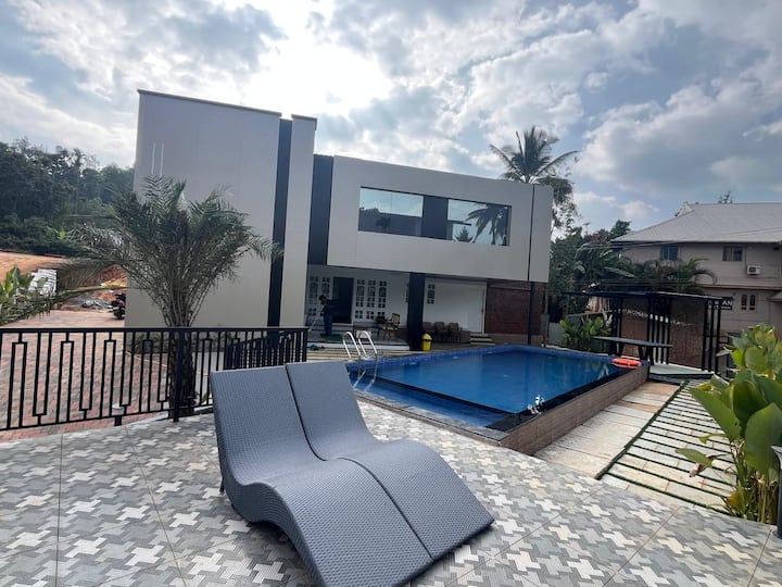 Villa Pool Bee 5 Bhk - Munnar