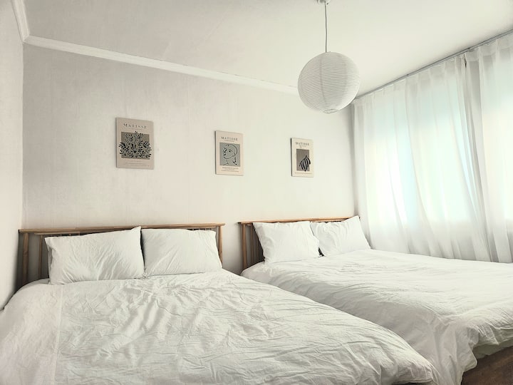 [오픈특가]#4bed(퀸)#3룸#호텔침구 #8인숙소#터미널5분#야구장도보#무료주차가능#모던 - Gwangju