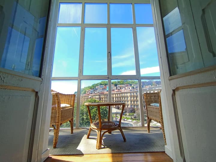 Apartment With A Lively Square View - Hernani