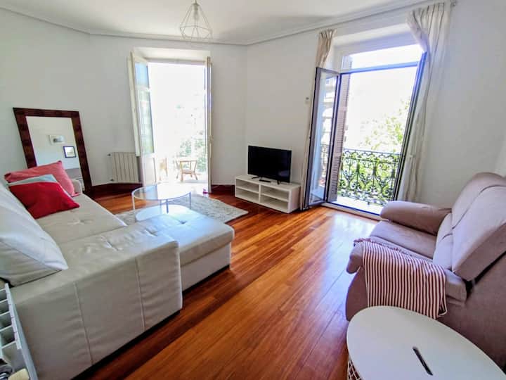 Vibrant Square View In The Heart Of The City - Donostia-San Sebastian