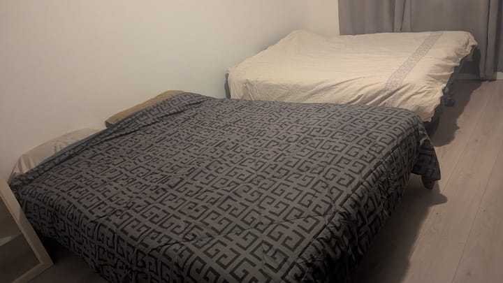 Room With Two Comfy Double Beds. - Oshawa