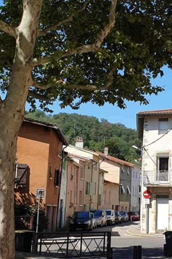 Appartement Sur 3 Niveaux Dans Maison De Village. - Givors