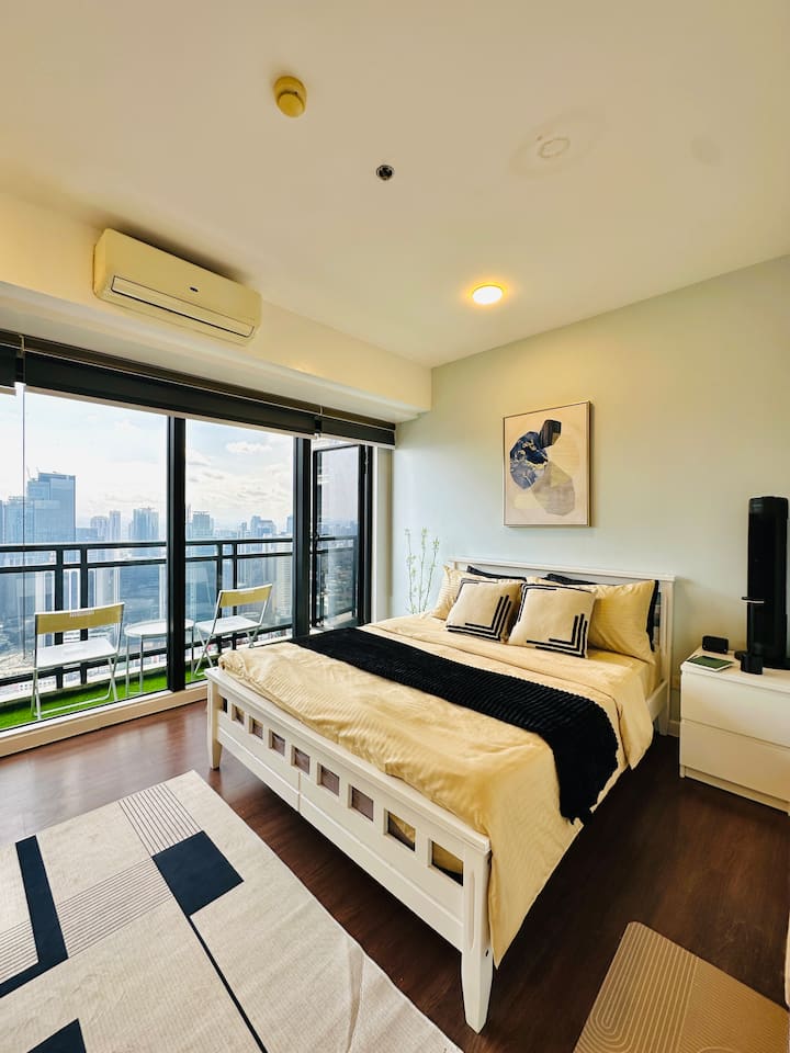 Studio W/ Balcony, Gym, Sauna, & Wifi | Makati Cbd - Makati