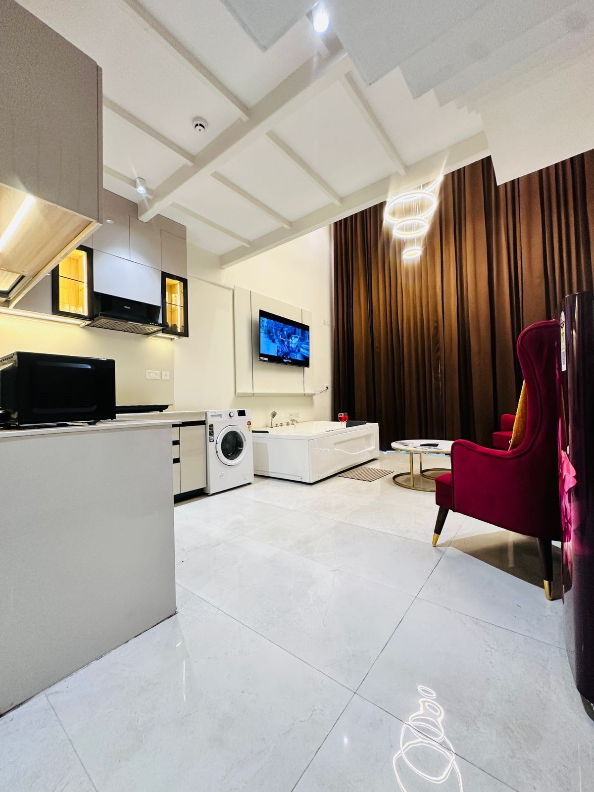 Jacuzzi with Duplex in M3M corner Walk Mall - Apartments for Rent in ...