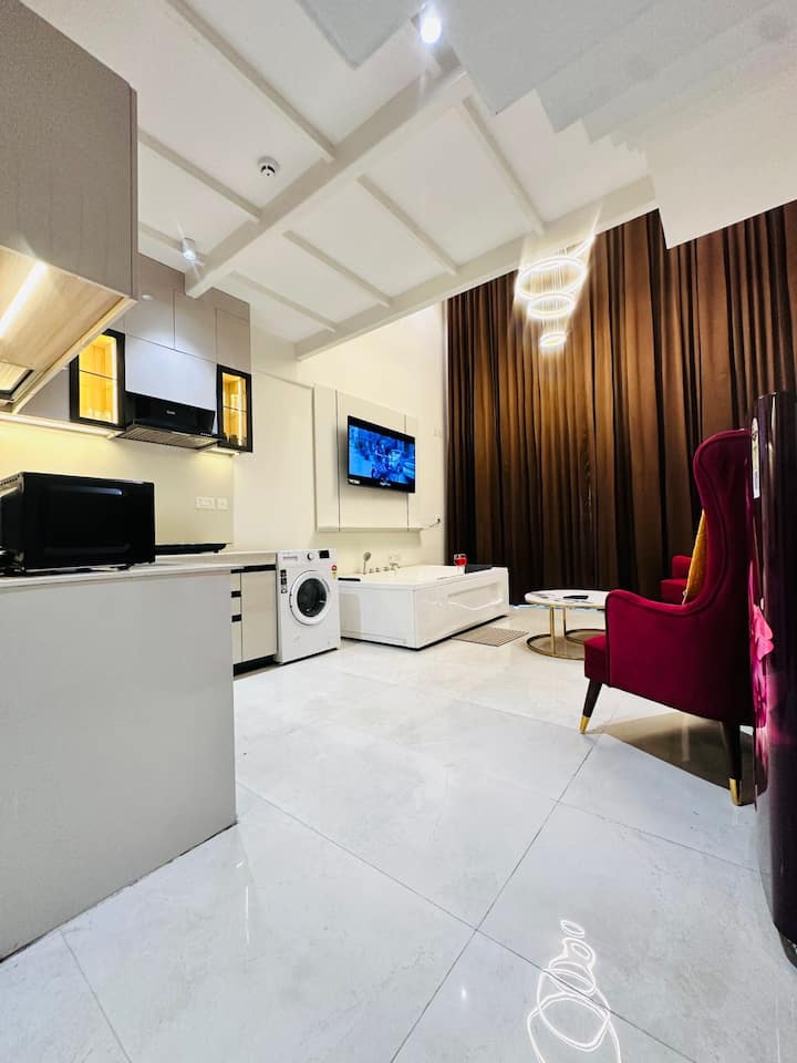 Jacuzzi With Duplex In M3m Corner Walk Mall - Manesar