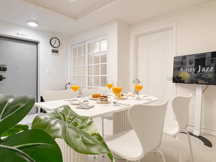 Mono Stay5min Walk To Hongdae/sleeps 10/remodeled - South Korea