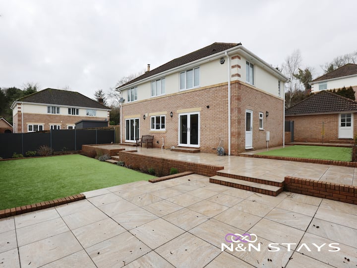 5-bedroom House With Private Parking In Cardiff - Barry