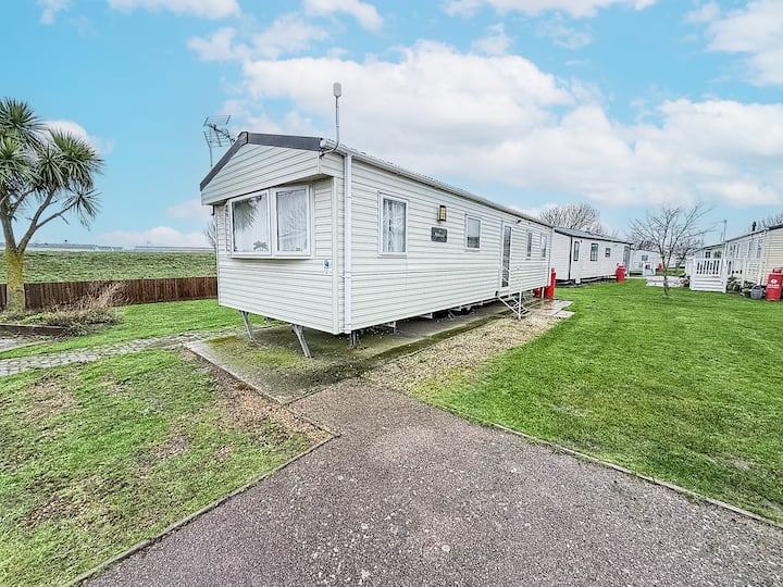 Caravan At St Osyth Beach Park Ref 28004bc - Clacton-on-Sea