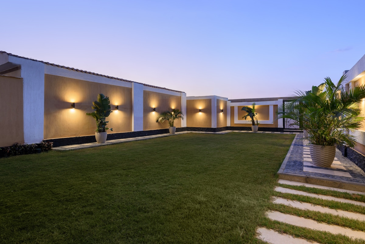 S104 | 8-Min Airport Stay by Hazel Spaces - Houses for Rent in Sheraton ...