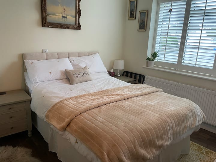 Cosy Double Bedroom & Shower In Beach View House. - Isle of Man