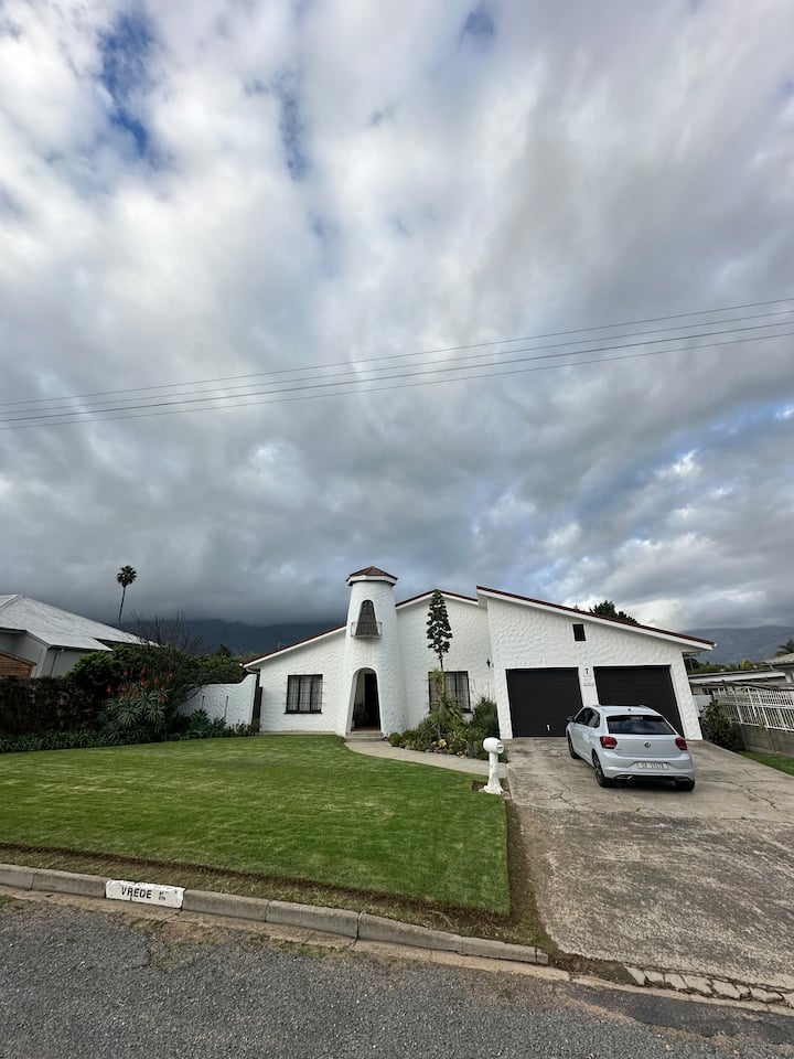 Relaxing 2-bed Home With Pool - Wolseley