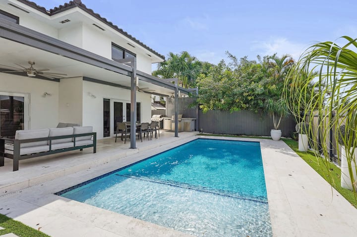 Bright Modern Home Open Layout With Heated Pool - Cutler Bay, FL