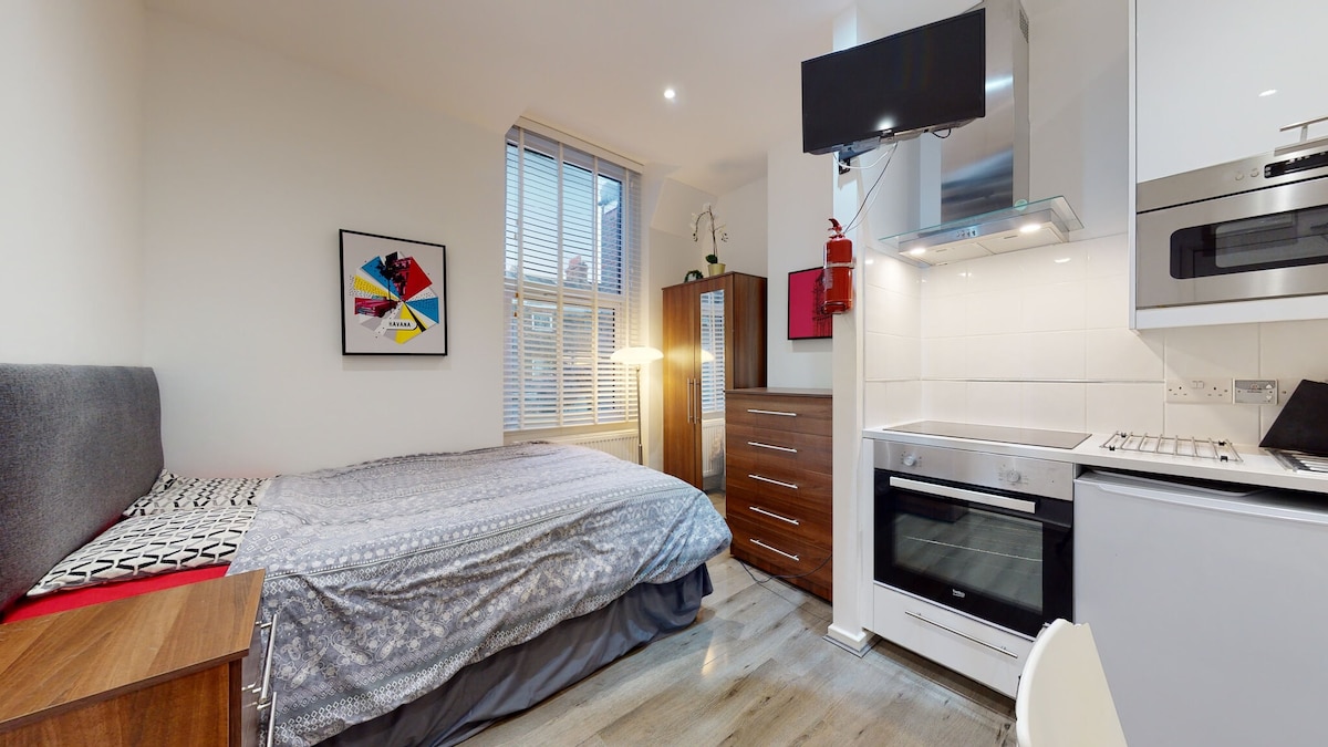 Small city living basic studio flat Queens park - Flats for Rent in ...