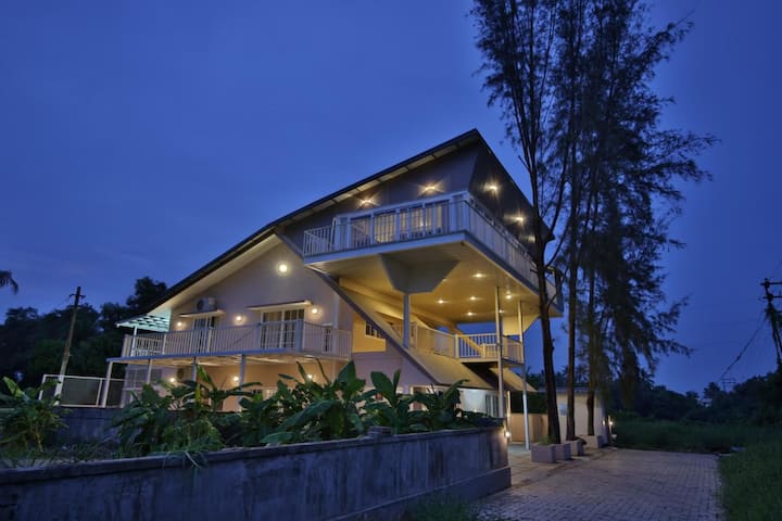Beautiful River View Villa In Posh Island, Vyttila - Kochi
