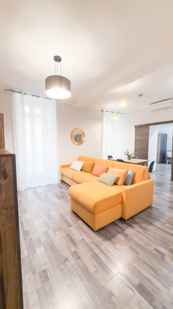 Centre With Balcony | Lift | Ac - Vérone