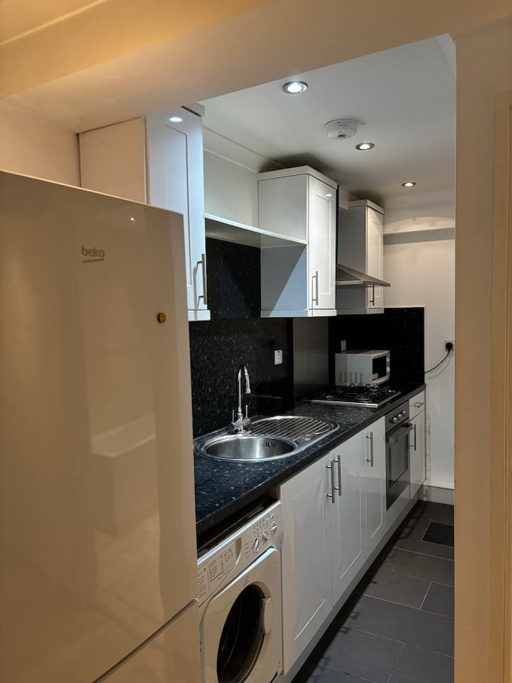 1 Bedroom Studio Flat In Hackney, E5 - London