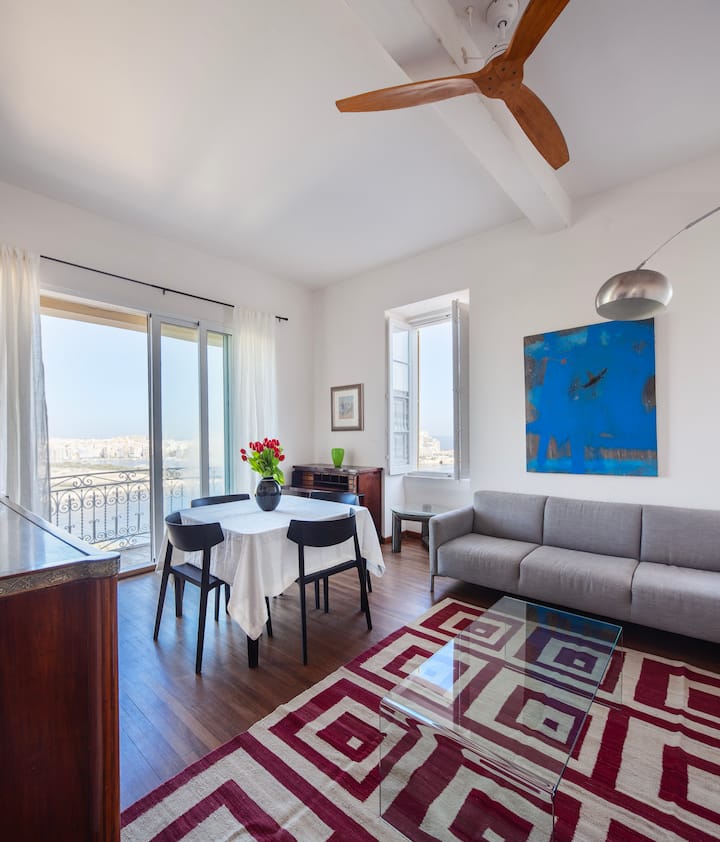 Marsamxett Views Top Floor Apartment - Valletta