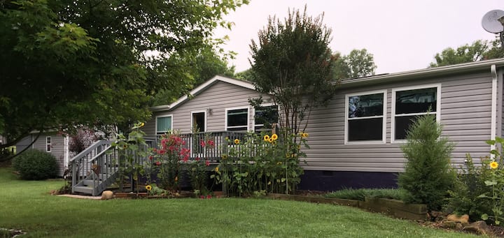 Elizabethton Iron Mountains And Garden Views - Wilbur Lake, TN