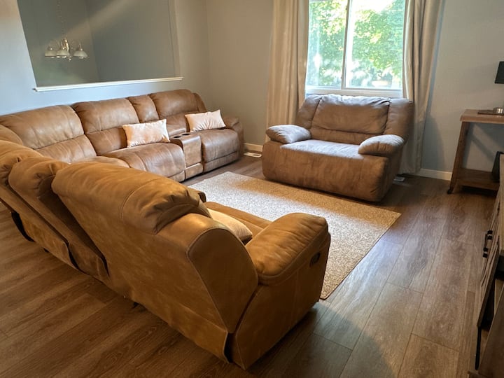 Beautiful & Convenient Upstairs Apartment - Logan, UT