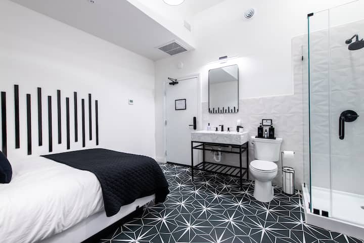 Hollyhock Suite 409: 1 Bed/1 Bath - Louisville, KY