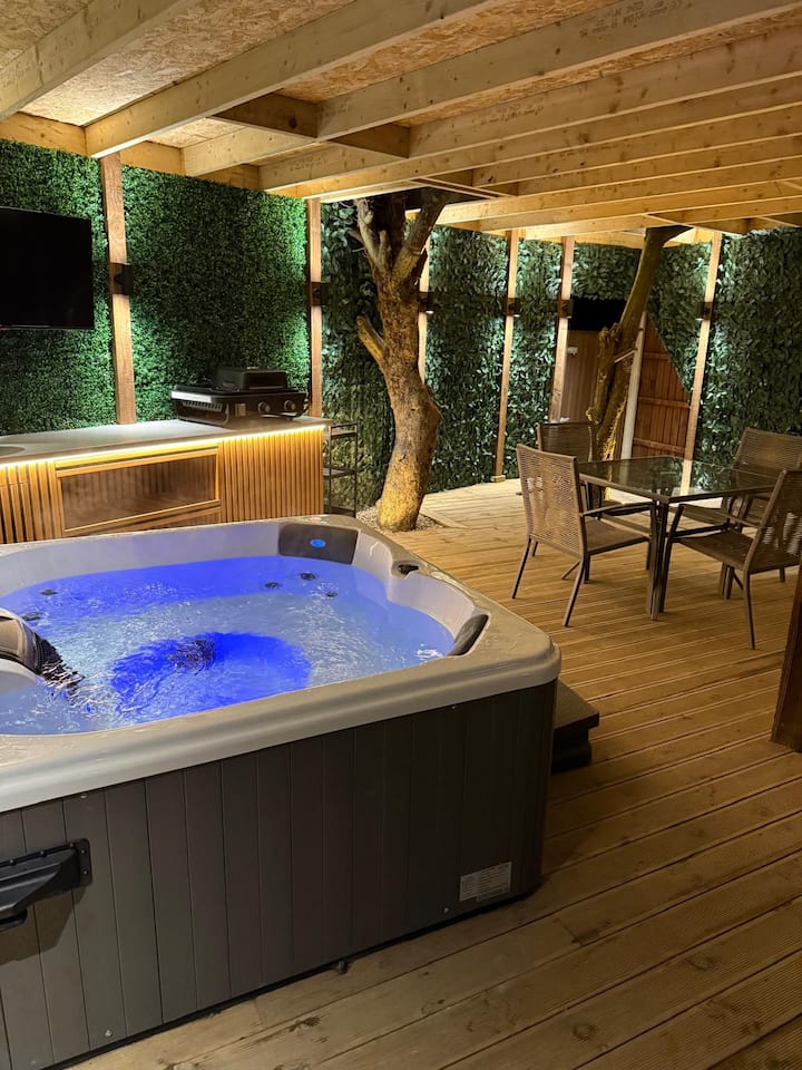 Rural Romantic Cabin-hot Tub & Outdoor Kitchen - United Kingdom