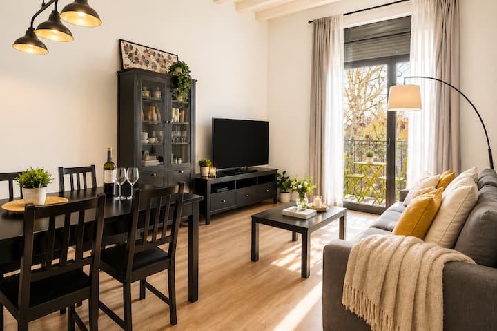 Cozy Central Barcelona Escape • Balcony • Beach - Barcelona