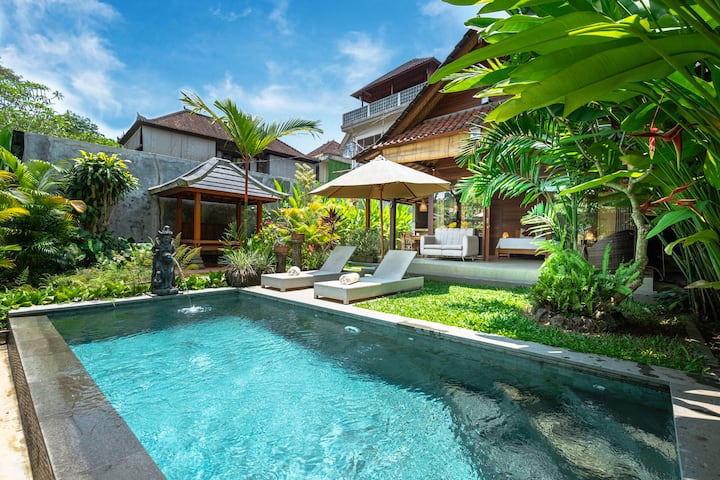 Warm Wooden Tropical Villa With Pool | Easy Access - Ubud