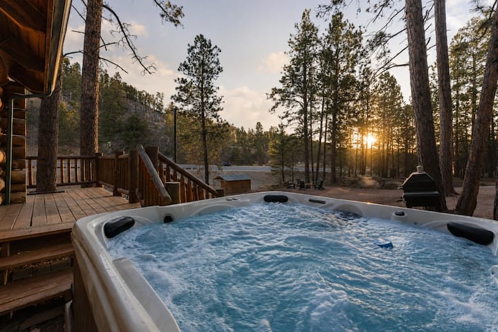 Ponderosa Retreat: Log Home W/ Hot Tub - Keystone, SD