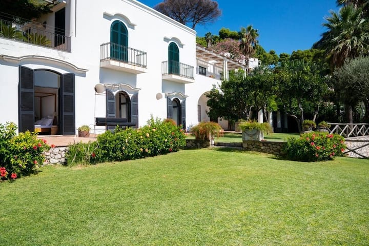 Donna Michelle – Private Pool & Faraglioni View - Capri