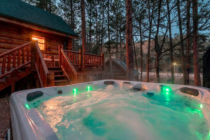Pine Ridge Lodge: Hottub + Near Mt Rushmore - Keystone, SD