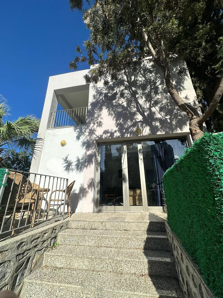 First Floor Home In Alsancak With Amenities - Girne