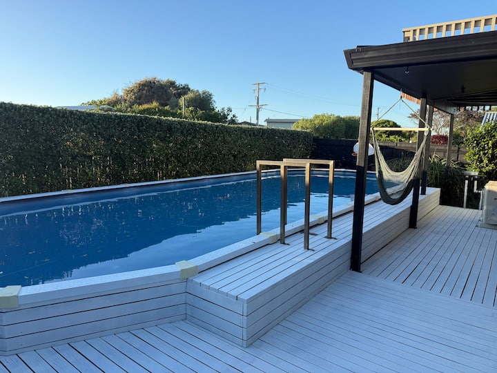 Poolside At The Beach - Napier