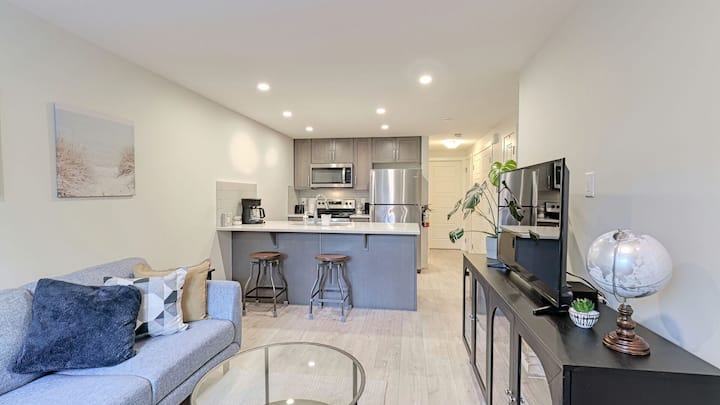 Dog-friendly King Suite | Near Banff - Calaway Park