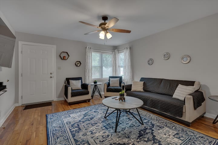 Duke East Campus Walkable 2br | King & Queen - 德罕