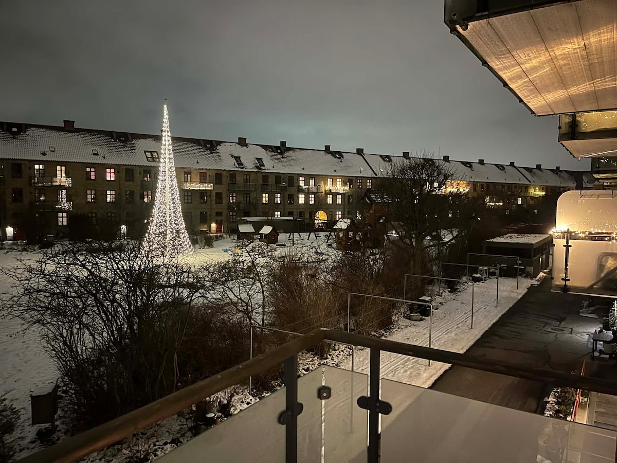 Skøn sted m/altan. Tienda a 150 m, Rådhus a 5 km, autobús a 50 m ...