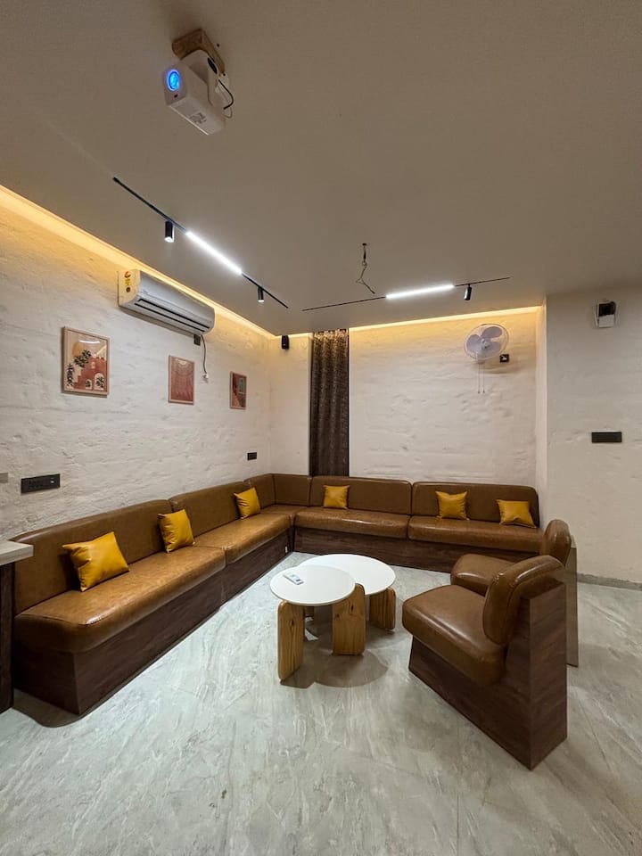 Cozy Luxury Villa-indoor Pool & Relaxing Hammock - Gorakhpur