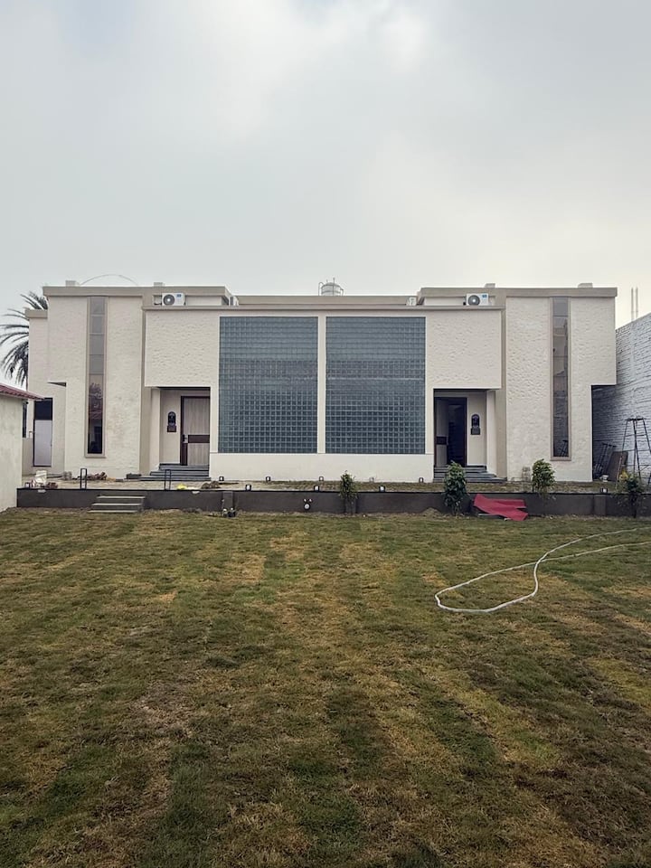 Modern Villa With Cozy Indoor Pool & Hamlock Bed. - Gorakhpur