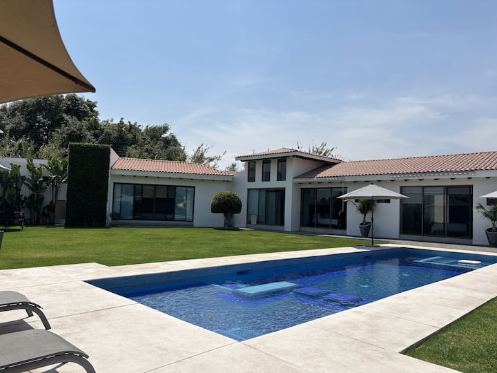 Lujosa Villa Con Piscina Y Jardín En Exclusivo -