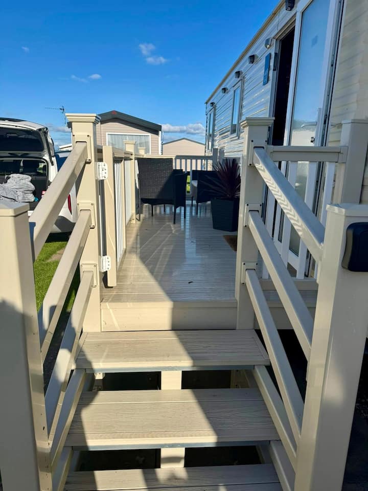 Platinum Kingfisher Caravan - Anderby Creek